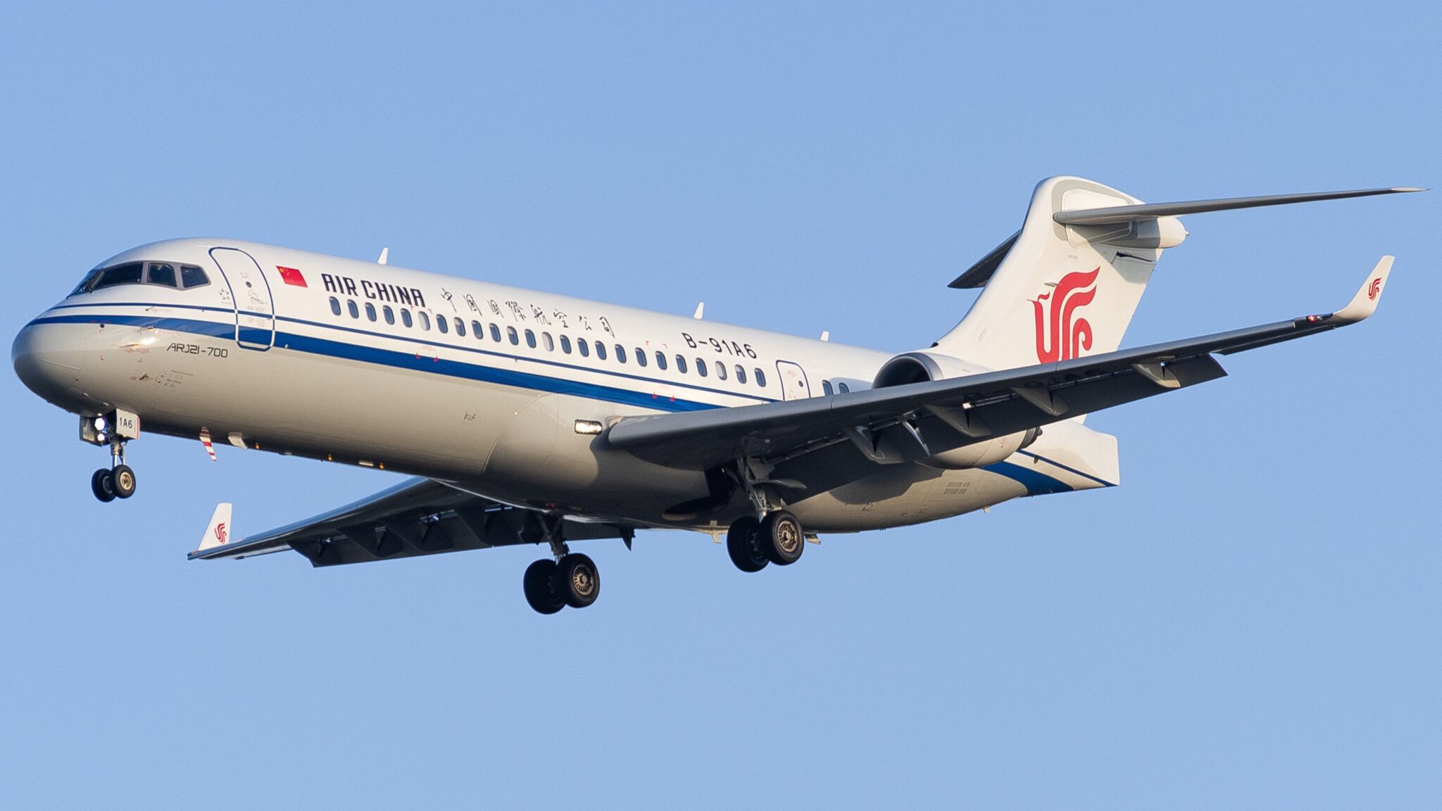 中国自主制造的区域喷气式客机C909完成首次国际航班 - 中美日报网